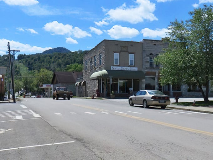 Classic main street simplicity with mountain backdrop – this is exactly what authentic small-town Arkansas looks like, friends.