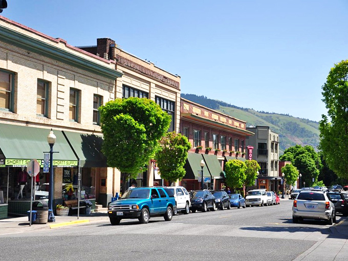 The perfect Hood River afternoon: browsing brick storefronts, grabbing a local beer, and watching the sun play on the mountains.
