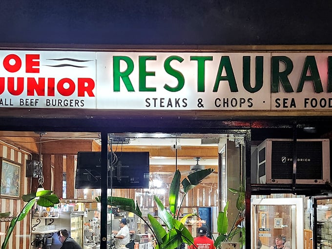 Green signage and big windows – classic diner architecture that promises honest food and honest prices.