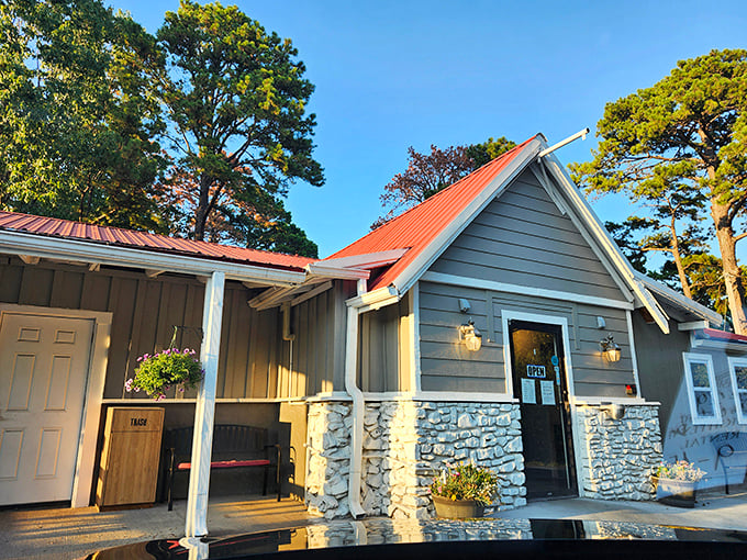 Mountain charm meets pizza perfection. This Branson spot looks like it was plucked from a postcard and filled with cheese and toppings.