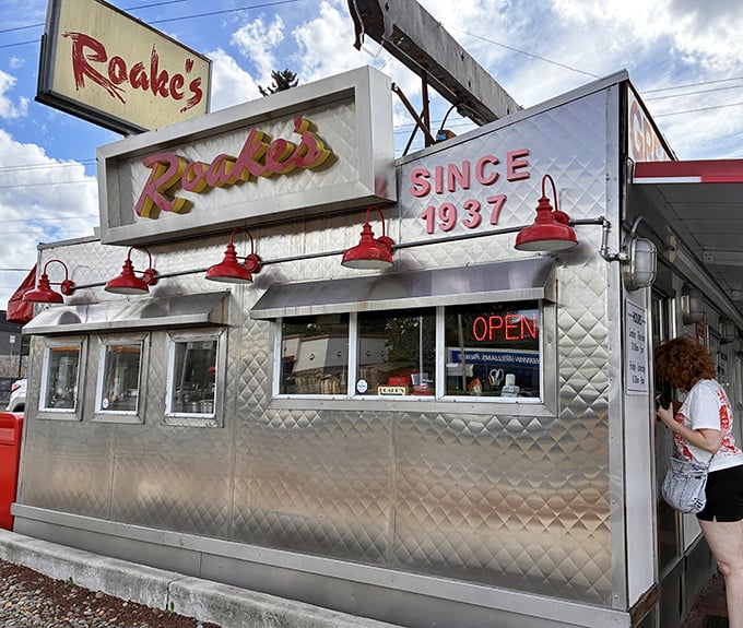Those red lamps and metal siding aren't just nostalgic design choices—they're beacons calling hungry hot dog pilgrims home.