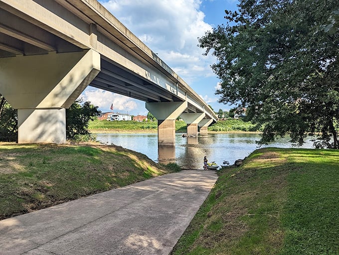 The bridge to Milton – where everyday infrastructure becomes a frame for natural beauty. Engineering and environment in perfect harmony.