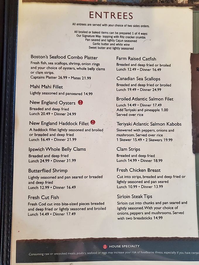 The menu reads like a love letter to New England classics – whole belly clams and haddock that rarely make appearances this far south.