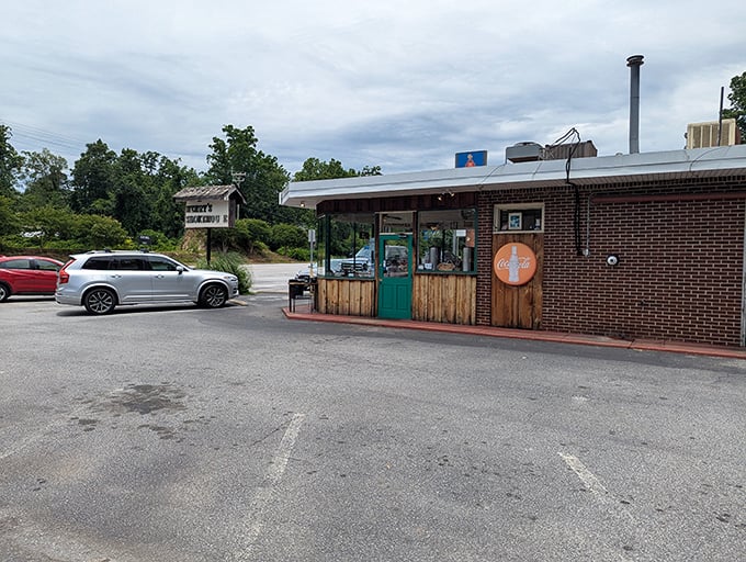 Don't let the humble exterior fool you – Henry's Smokehouse is where barbecue dreams come true.