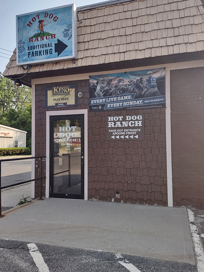 Behind this humble brown exterior lies hot dog royalty – where sports fans and food lovers unite over perfect mini dogs.