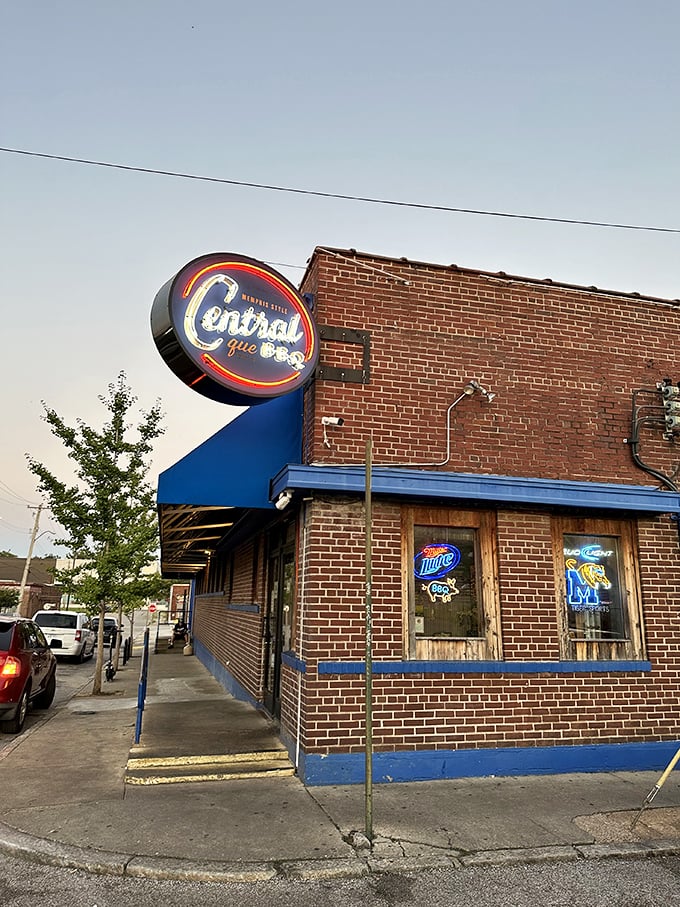 That blue trim against red brick isn't just decoration – it's Central BBQ's way of saying "the good stuff happens inside."