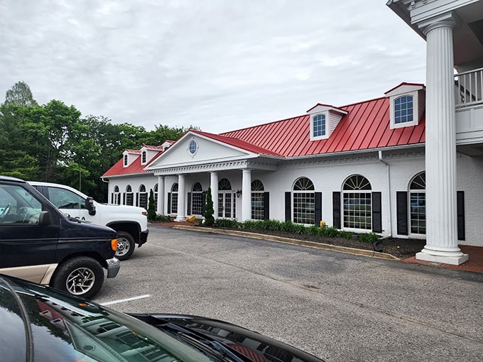 Southern elegance meets comfort food at this stately establishment. The red roof signals "stop here" to chicken pilgrims on their Kentucky journey.