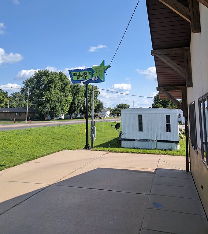 That green star sign points the way to breakfast bliss in Nebraska's heartland territory.