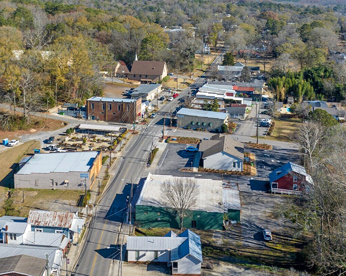 Main Street economics at their finest! Springville's charming downtown corridor serves up small-town prices with a side of Southern hospitality.