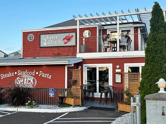 Red shingled charm with a side of ocean breeze—this is what New England seafood dreams are made of.