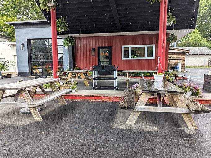 Those picnic tables have heard more "mmm" sounds than a meditation class – pure barbecue bliss! 