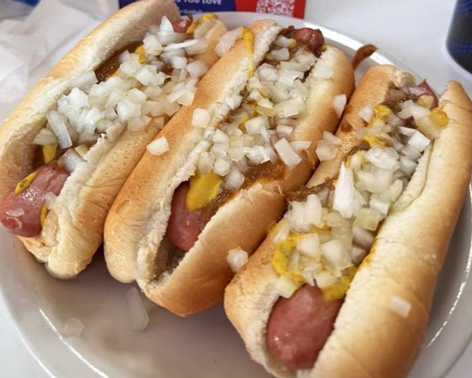These aren't just hot dogs—they're Detroit history on a plate. That perfect snap, the seasoned chili, those diced onions... poetry in a bun.