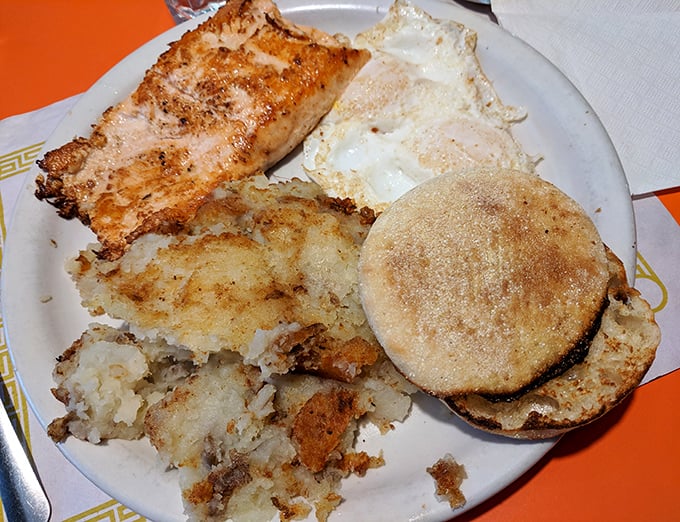 Breakfast perfection doesn't need to wear fancy pants. This plate has the confidence of food that knows exactly what it's supposed to be.