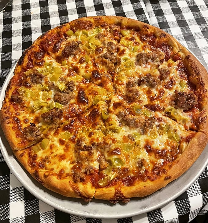 The Mama Santa's Special pizza doesn't need fancy buzzwords – those perfectly melted cheese pools and savory sausage chunks speak for themselves.