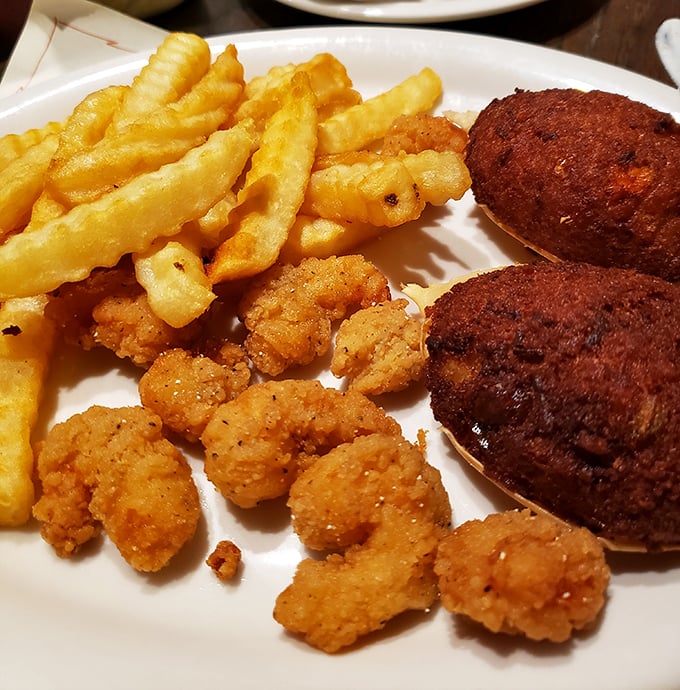 Golden-fried treasures from the Tennessee River arrive with crispy shrimp and hushpuppies – a plate that makes you understand why people drive for hours.
