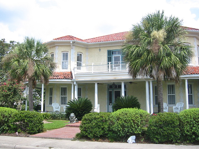 Elegant Southern homes with wraparound porches tell stories of Abbeville's gracious living—where housing costs won't force you to choose between shelter and medication.