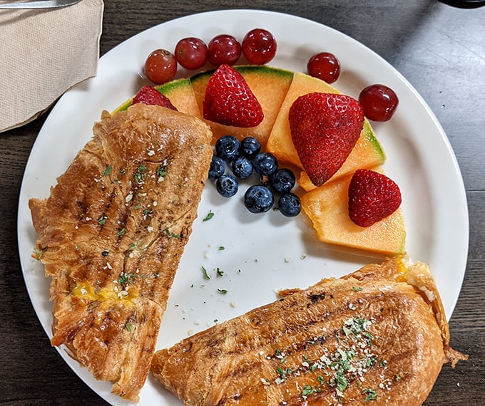 Breakfast artistry at its finest – a golden omelet flanked by fresh berries. Who knew healthy and indulgent could coexist so beautifully?