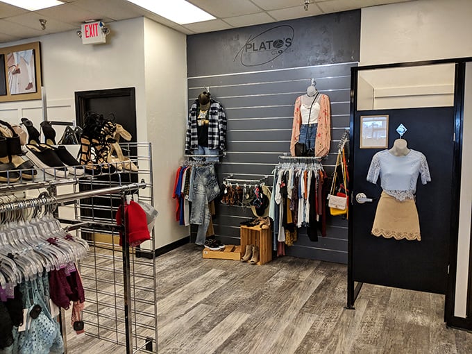 The fashion treasure hunt begins! Mannequins modeling current trends while racks of carefully organized clothing await your discovery in this secondhand paradise.