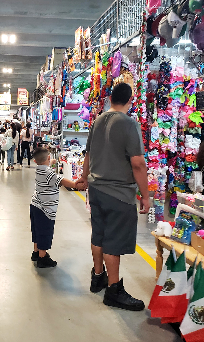 Buyer's Flea Market—where colorful chaos meets organized treasure hunting. Those hair accessories could outfit a small army of quinceañeras!
