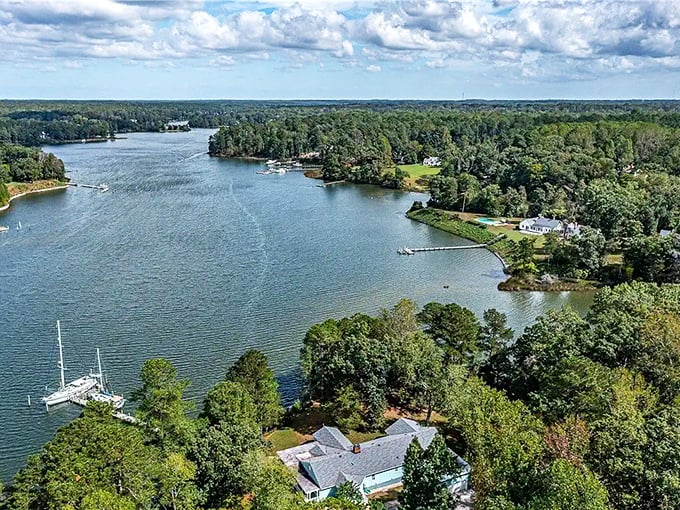 Where rivers meet and sailboats gather, this is the kind of view that makes you forget your to-do list.