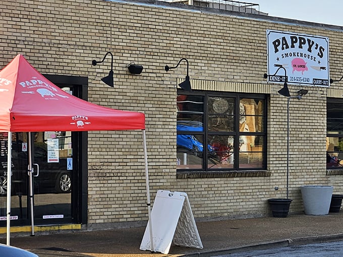 Pappy's brick-and-mortar simplicity lets the smoke do the talking—and it's telling you to come inside now.