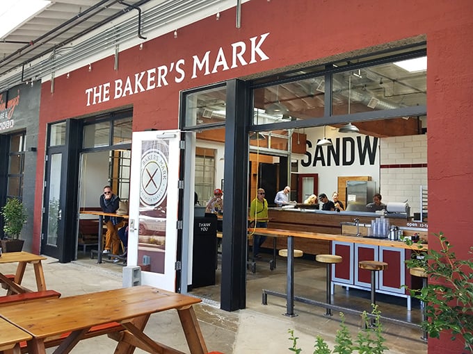 Clean lines, big windows, and serious sandwich game – minimalism never tasted so maximalist.
