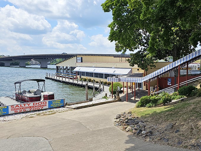 Boats bobbing outside your window while you feast on seafood – pure dinner theater magic.