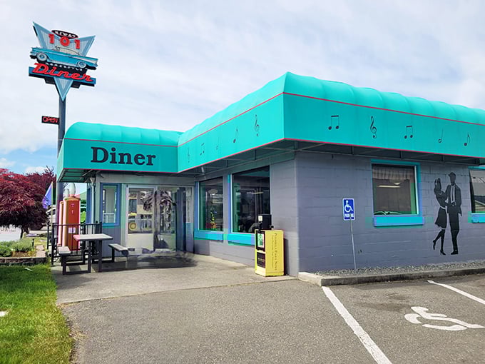 Classic car logo and classic breakfast – this retro roadside gem serves nostalgia with a side of perfectly crispy hash browns.
