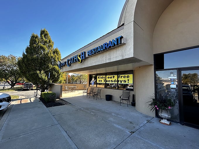 This family-friendly spot looks like the kind of place where Sunday dinners turn into unforgettable seafood celebrations for everyone.