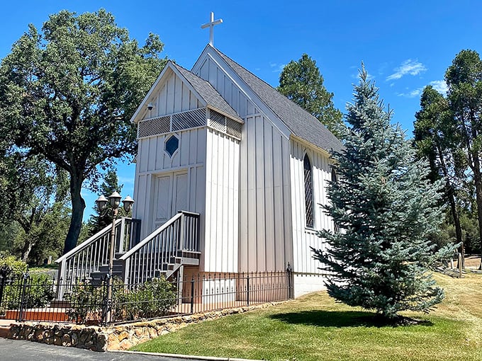 This charming chapel stands ready for life's celebrations, surrounded by Sierra Nevada's natural cathedral.