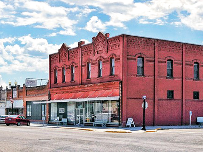 Red-brick beauty anchors this block, standing tall like the town’s own storyteller under an endless Idaho sky.