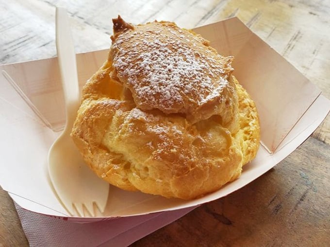 Cream puffs that defy gravity with their perfect rise. That dusting of powdered sugar isn't decoration—it's a finishing touch worthy of the Louvre.