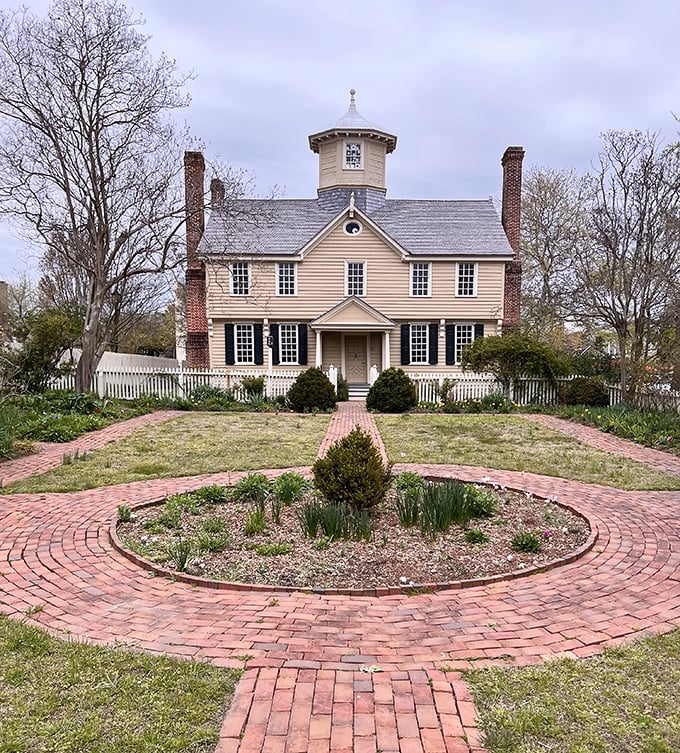 The Cupola House's distinctive octagonal crown isn't just architectural showing off—it's colonial North Carolina's version of a penthouse view. Eighteenth-century curb appeal at its finest.