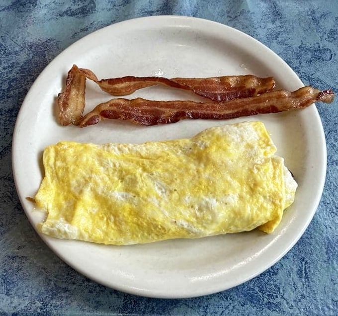 The omelet and bacon plate—proof that simplicity executed perfectly is the highest form of culinary art. Breakfast doesn't need to be complicated to be extraordinary.