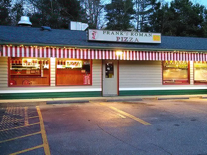 Frank's Roman Pizza looks like it was plucked straight from a movie about the perfect small-town pizza joint.