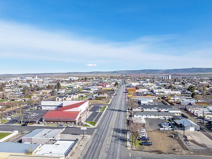 Quincy from above – perfectly aligned streets create a human chessboard against nature's vast playground!