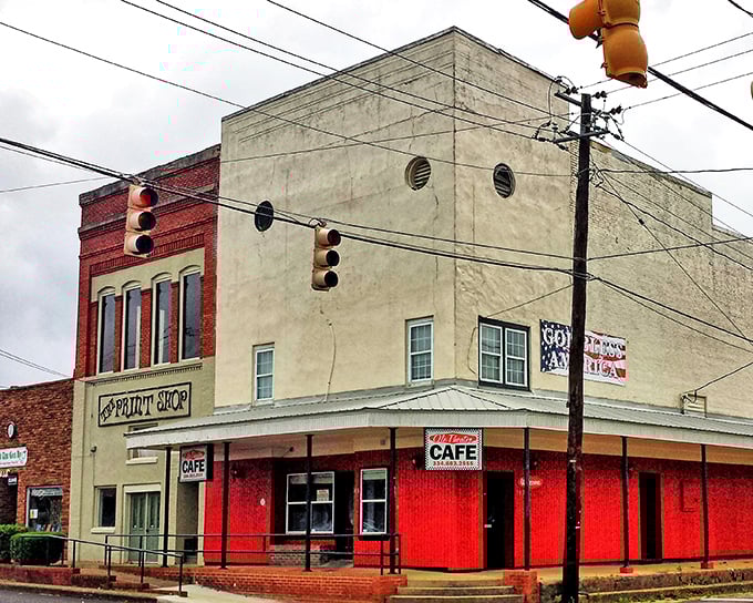 The red-hot deal of Marion's café scene! Where Social Security checks stretch further than the power lines crossing this charming intersection.