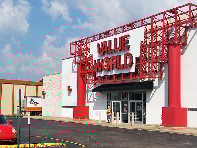 That bold red signage practically shouts "come find amazing deals" to every passing treasure hunter.