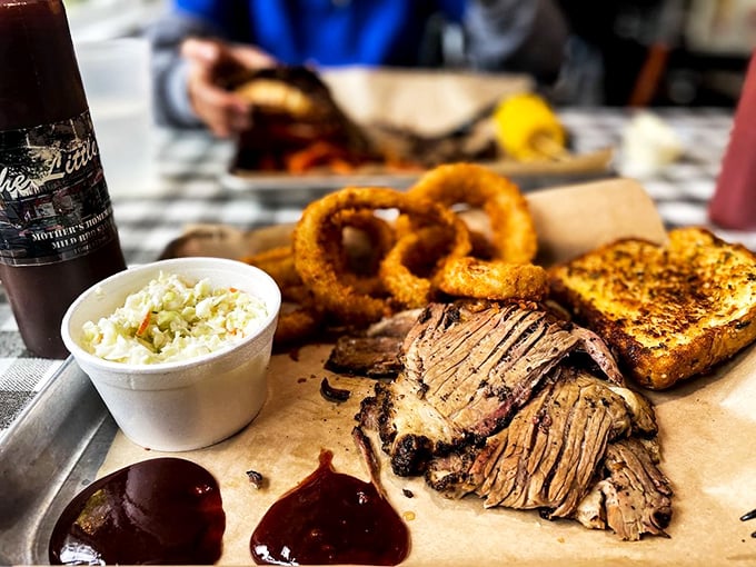 Brisket with that perfect smoke ring sitting alongside crispy onion rings – proof that Mississippi understands the art of BBQ diplomacy.