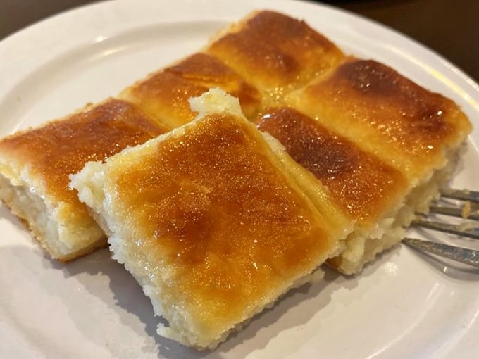 The cheese danish at Mo's achieves that mythical balance—crisp exterior giving way to pillowy interior. Four perfect squares of breakfast bliss waiting to be devoured.