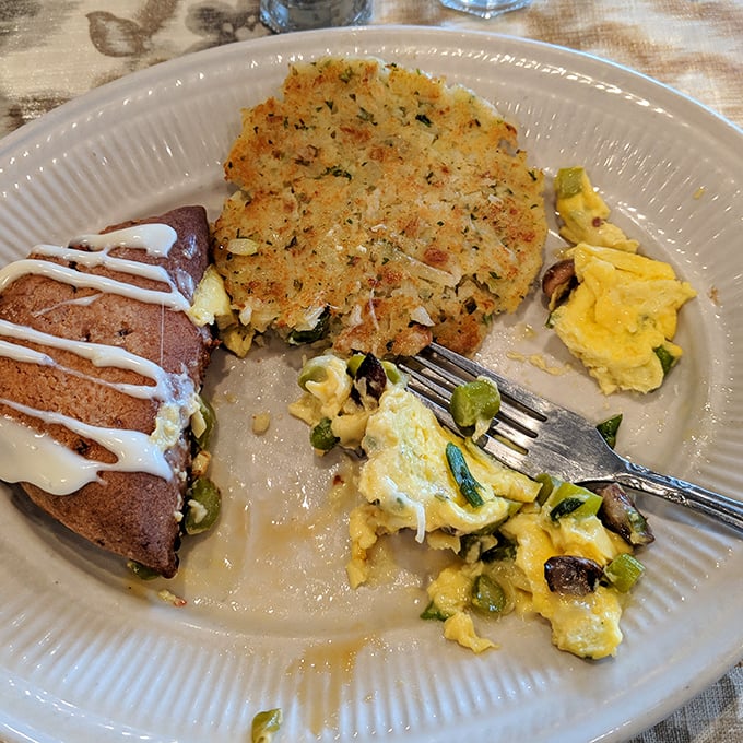 Who expects restaurant-quality crab cakes at a breakfast joint? The Breakfast Club zigging while everyone else zags—culinary plot twist!