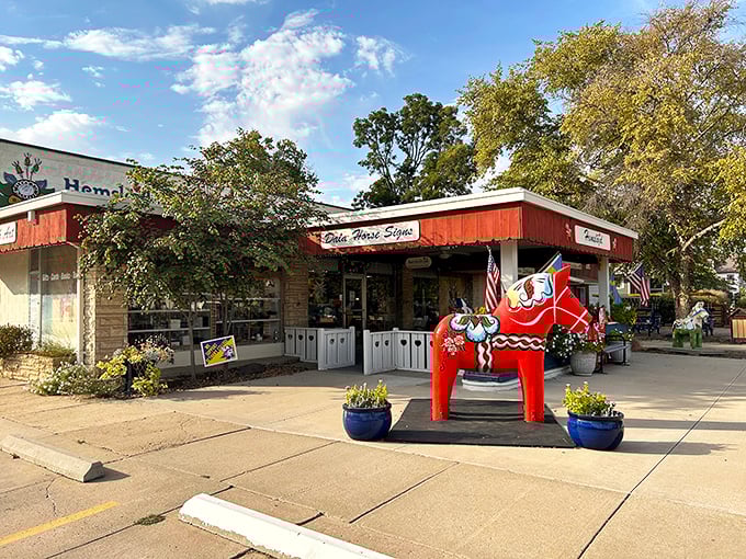 That's not just any horse—it's a dala horse! Hemslöjd keeps Swedish folk art alive with these iconic painted treasures guarding the entrance.