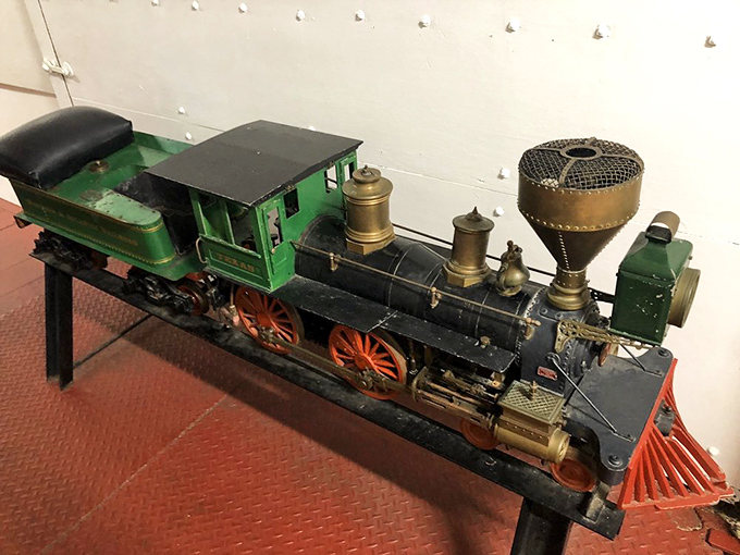 This meticulously crafted miniature locomotive showcases the artistry of model-making, proving good things really do come in small packages.