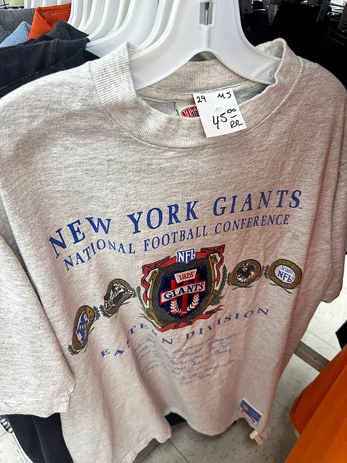 Sports memorabilia gold! This vintage Giants tee isn't just clothing—it's wearable nostalgia that'll spark conversations at every tailgate party.