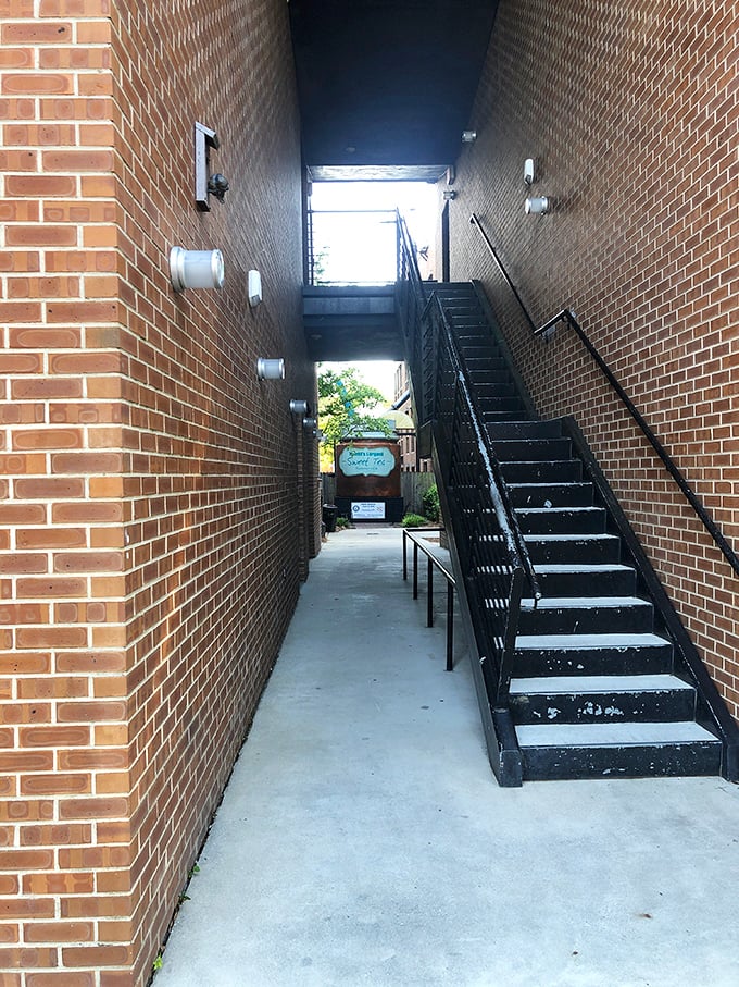 The brick passageway creates a dramatic reveal of the giant jar. It's the sweet tea equivalent of a red carpet entrance. 