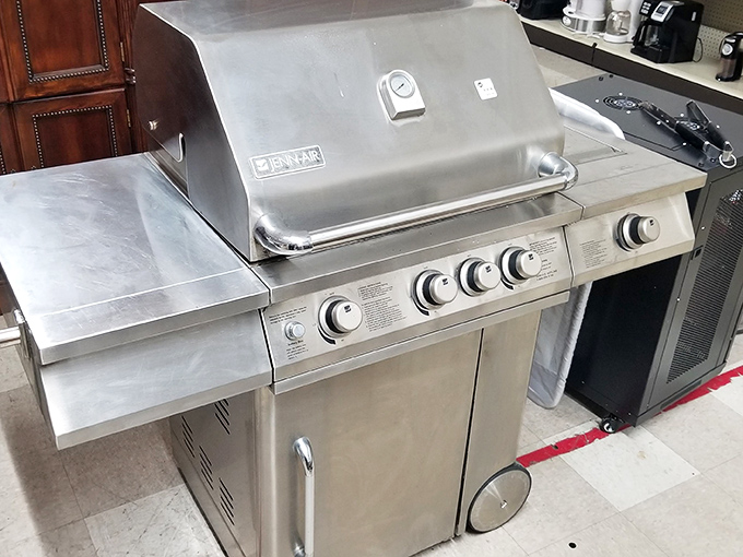 A barely-used stainless steel grill that's seen fewer burgers than a vegan convention. Someone's abandoned barbecue dreams can become your summer cookout reality.