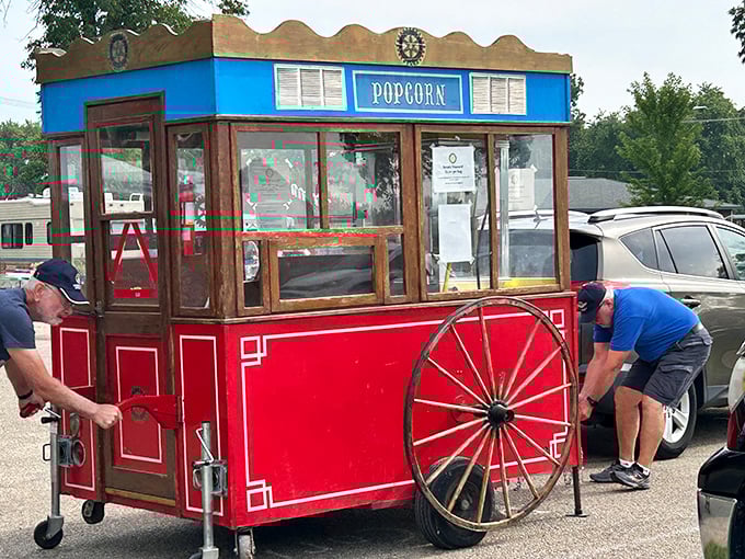 Not just popcorn – an experience on wheels! This vintage cart serves up buttery nostalgia with a side of fairground memories.