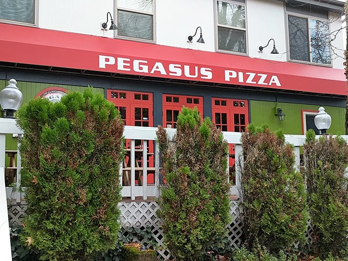 Green trim, red door, and a sign that promises legendary status – Eugene knows how to welcome pizza lovers.