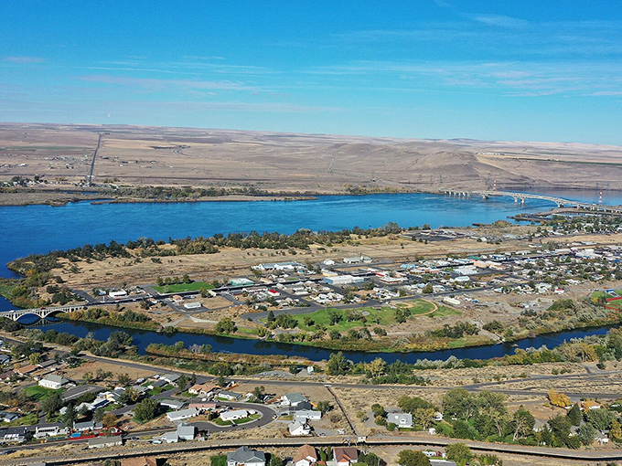 Umatilla's Columbia River setting offers that classic Pacific Northwest blend of water, mountains, and endless sky.