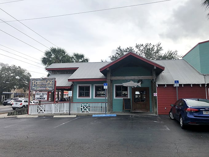 With its unassuming facade and straightforward signage, this shrimp store doesn't need to show off—the seafood inside has been doing all the talking for decades.